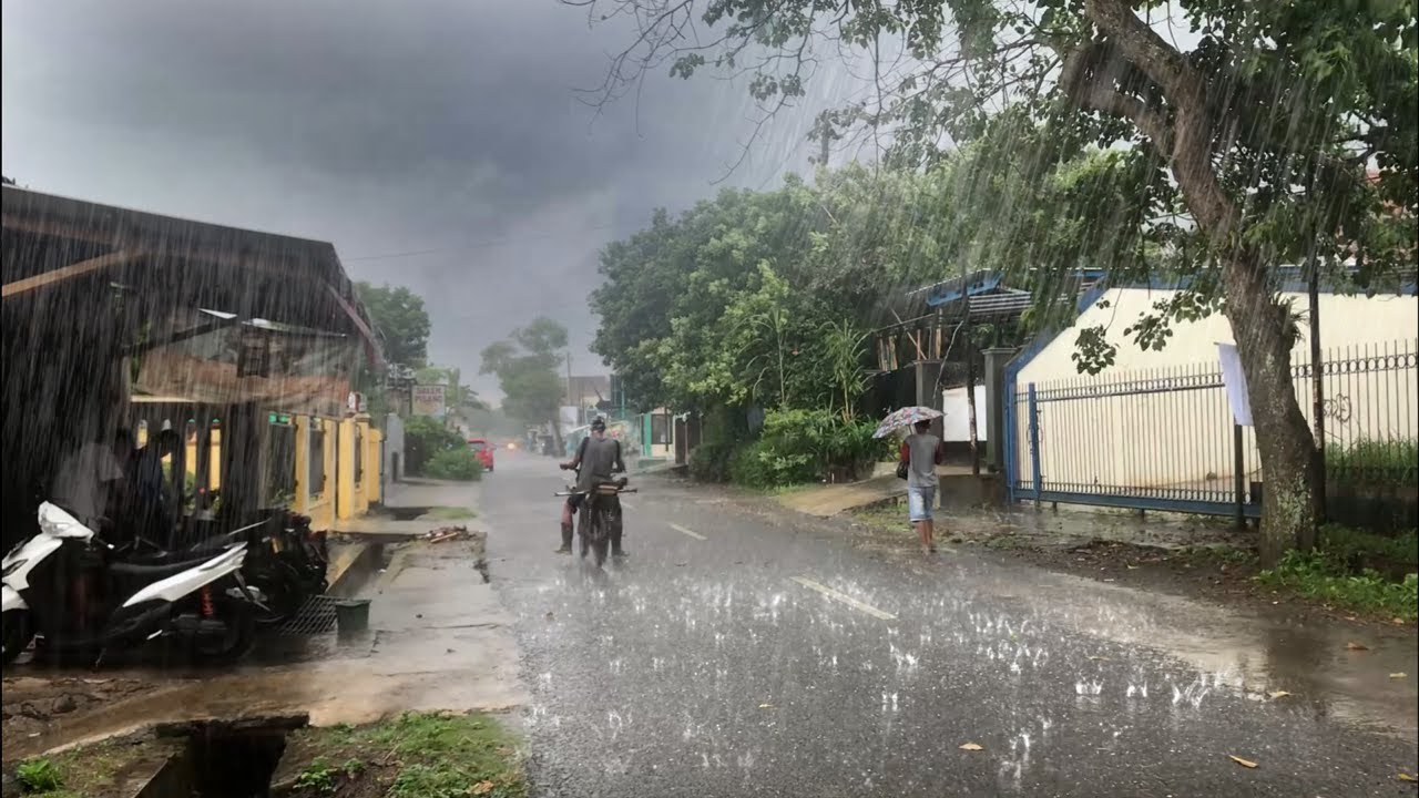 Heavy rain walking towards the village of Mount Rain is very calm for ...