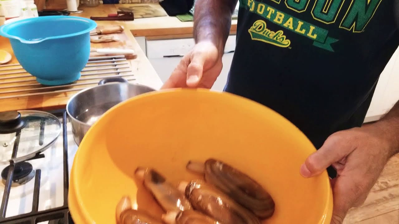 RAZOR CLAMS: HOW TO CLEAN - YouTube