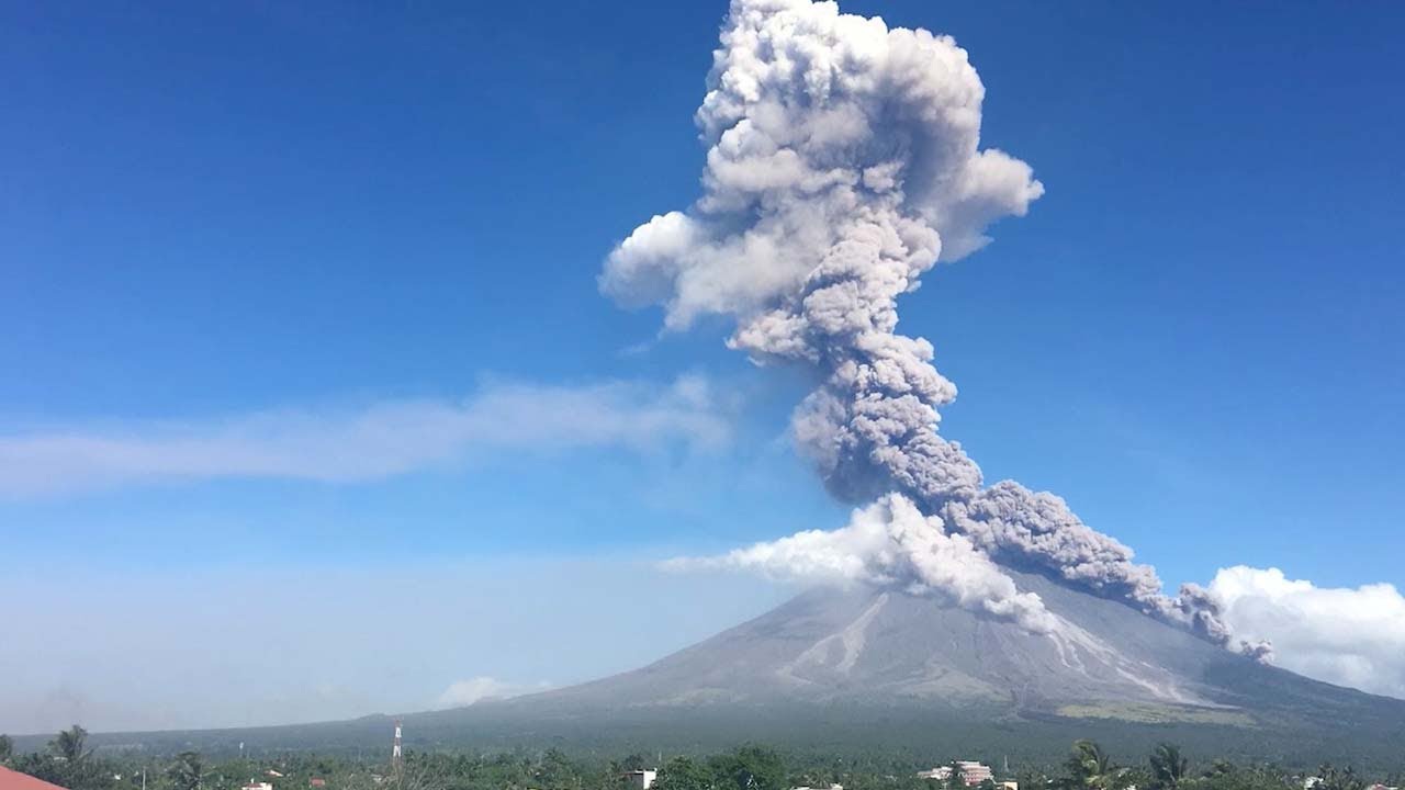 Timelapse Of Filipino Volcano Eruption - YouTube