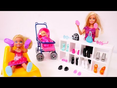 Muñecas Barbie y Chelsea compran los zapatos. Vídeos para niñas.