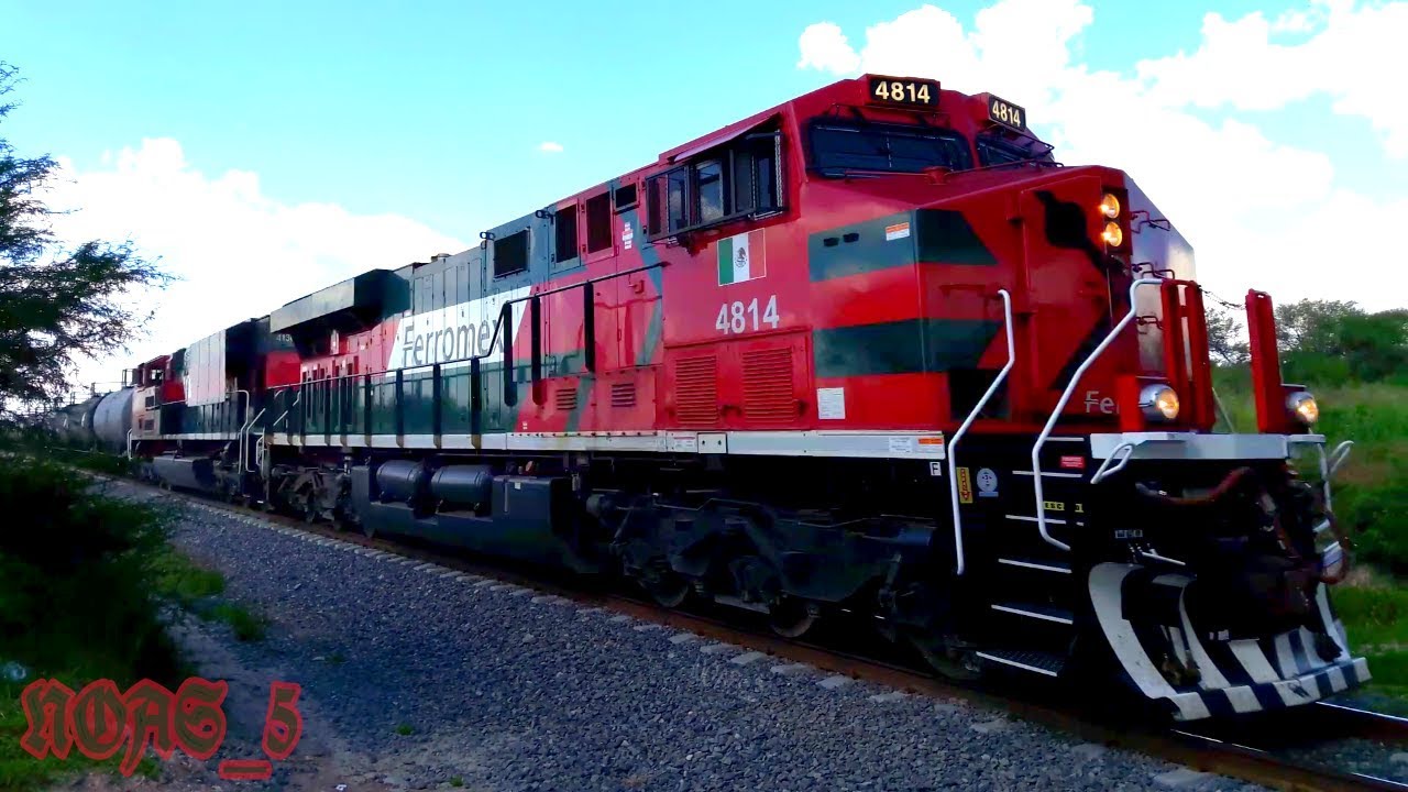 Ferromex 4814 4130 y remota al final del tren 4672 en Purísima del Rincón, Guanajuato. México ...