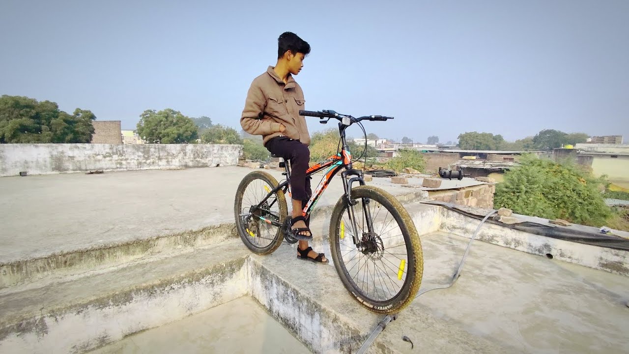 Cycle Chat Pe Le Aaya. New challenge Accepted😅 - YouTube