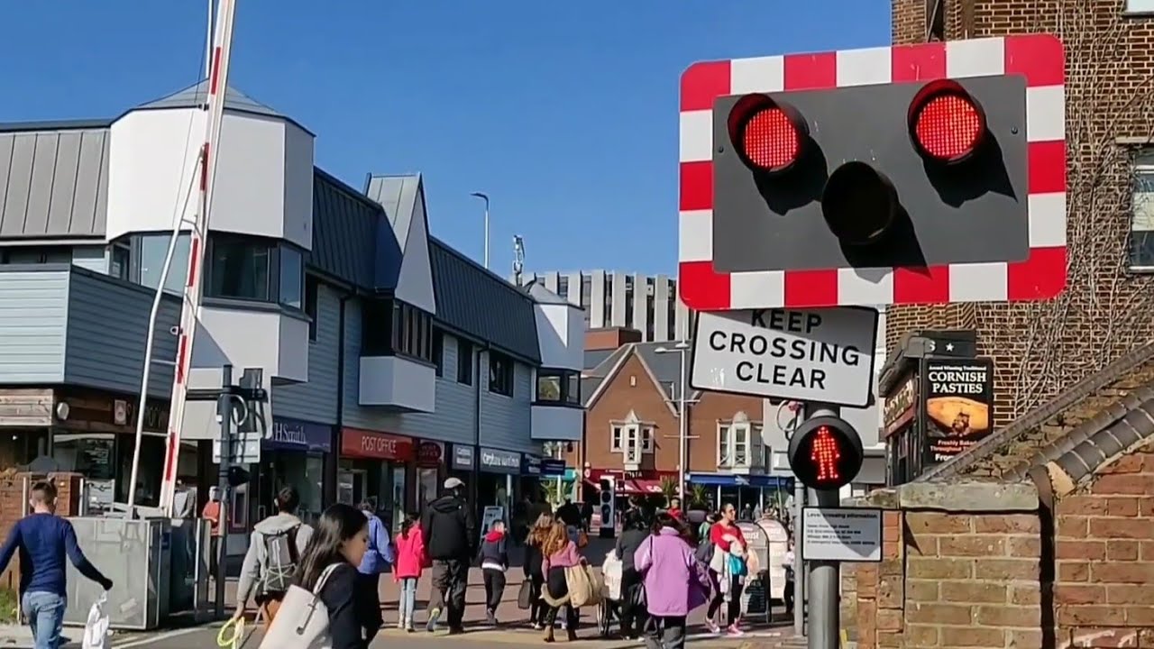Poole Level Crossing, Dorset - YouTube