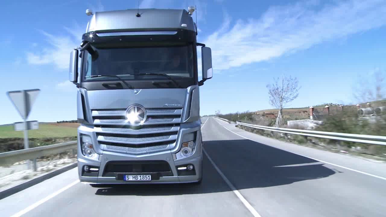 Mercedes-Benz Actros - Predictive Powertrain Control (PPC) - YouTube