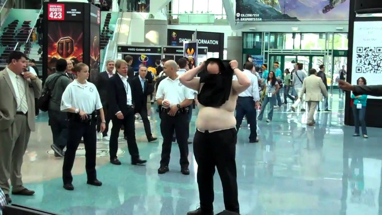Fat guy random dance break @ E3 2011 - YouTube