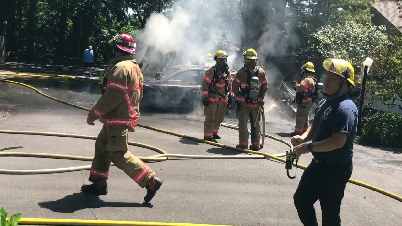 Portland Fire and Rescue Car Fire On-Scene - YouTube