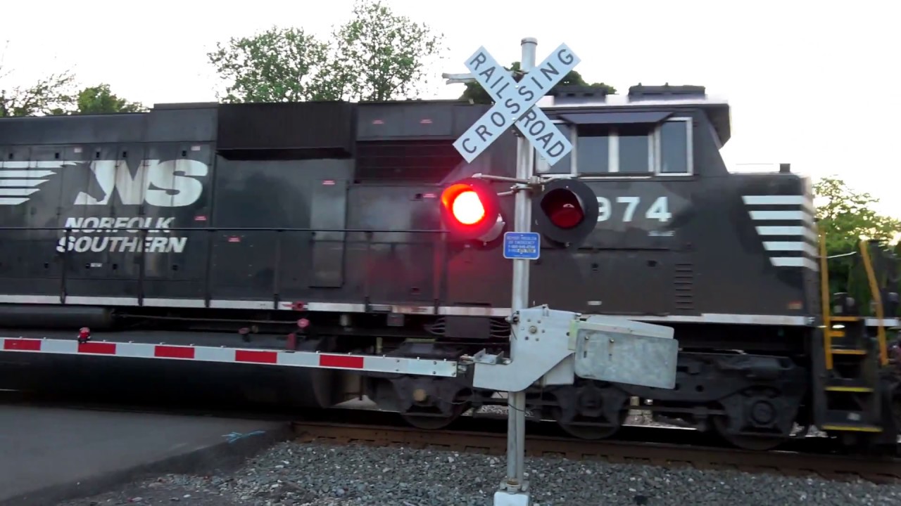 A Bunch of Cars Race To Beat NS Train 4K - YouTube