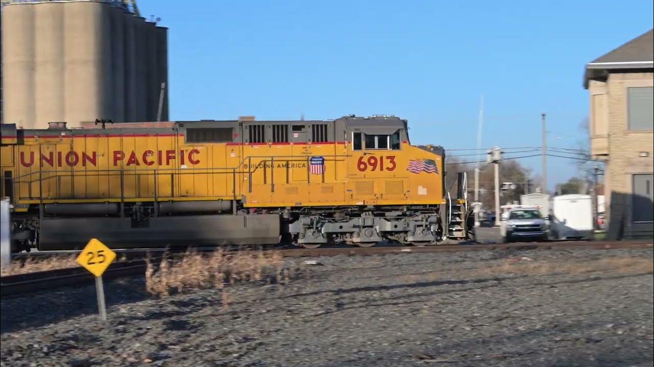 Chasing a Stack Train from Continental to Leipsic Ohio. SD40-3 action and GP38-2 5356 at Goshen ...