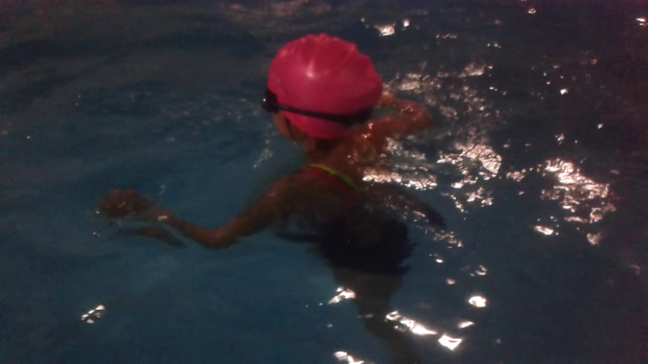 Stilul FLUTURE cu labe de înot (grupă 2011-2010) - YouTube