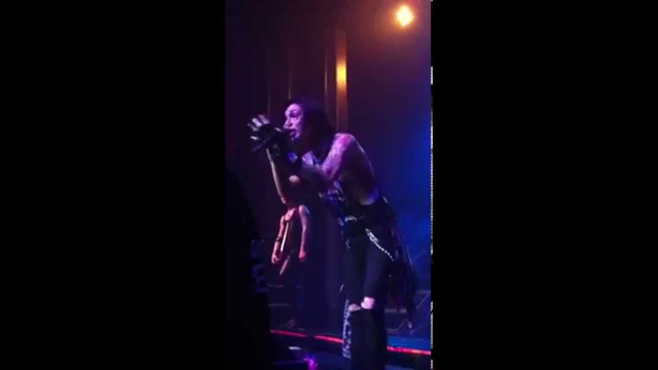 Andy Biersack Jumps at hater * FRONT ROW FOOTAGE * Vancouver 2015 - YouTube