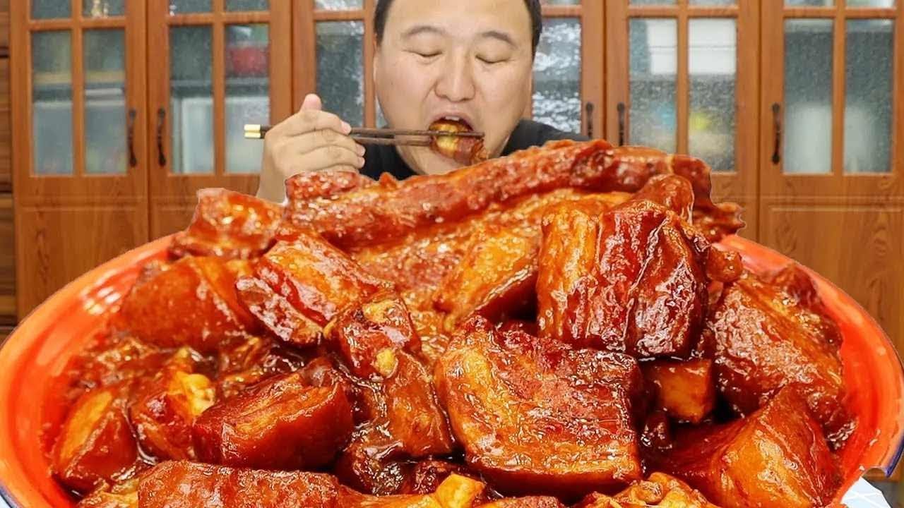 A Qiang made 10 pounds of braised pork, the color is attractive and fat ...