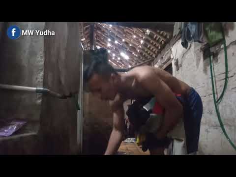 Hal paling bahagia saat nyuci pakean,, ada sempak terbang !!!