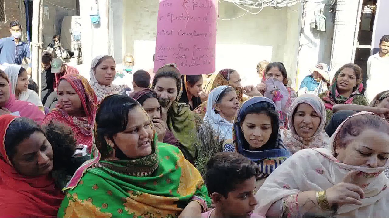 Free vegetable stall for poor families. - YouTube