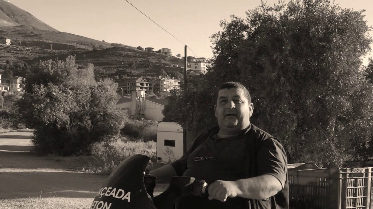 Βρέχει φωτιά στη στράτα μου - Στράτος Διονυσίου - YouTube