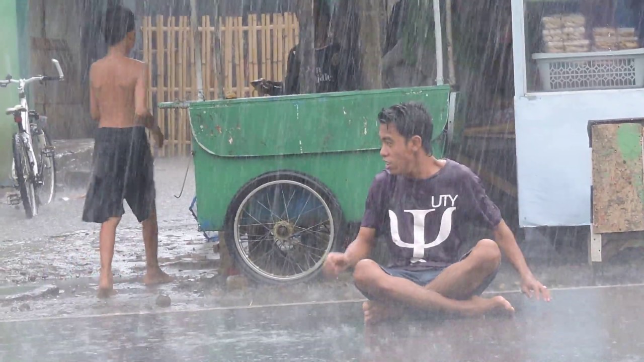 Mandi Hujan - YouTube