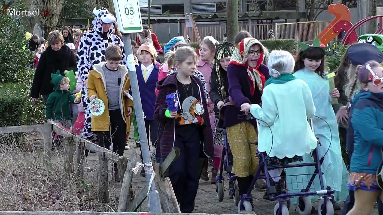 Jenaplanschool Lieven Gevaert carnaval op de markt van Mortsel - YouTube