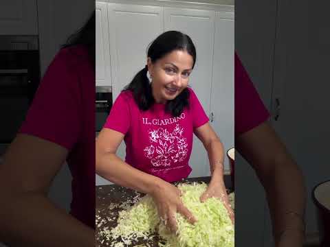 Gabriela Cristea❤️Gătește varză călită cu afumătură 