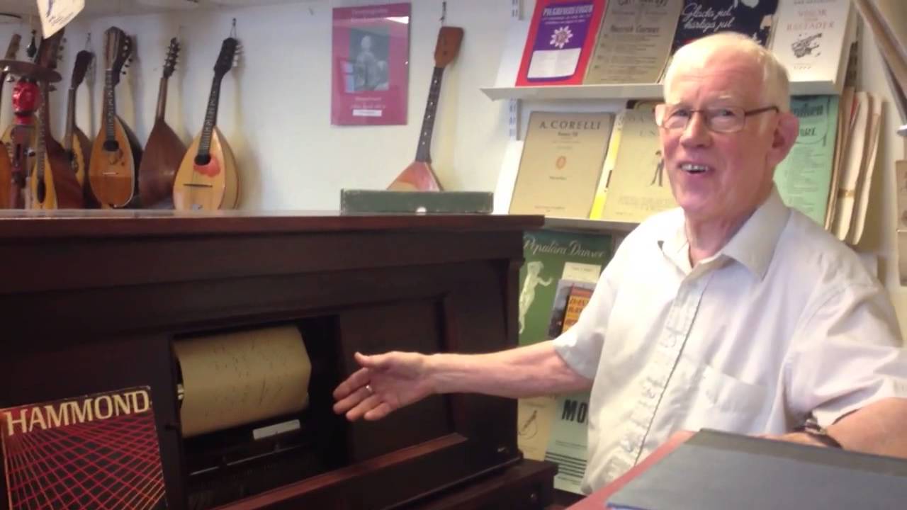 Self playing piano - YouTube