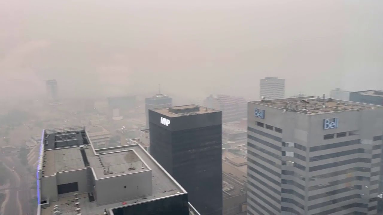 Wildfire smoke clouds downtown Edmonton - YouTube