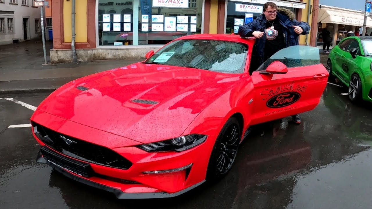 Der neue Ford Mustang mit viel Power und großen Motor bei der Automeile ...