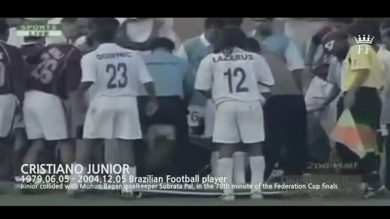 Joueurs De Football Décès Sur Le Terrain De Football • Moments Tristes ...