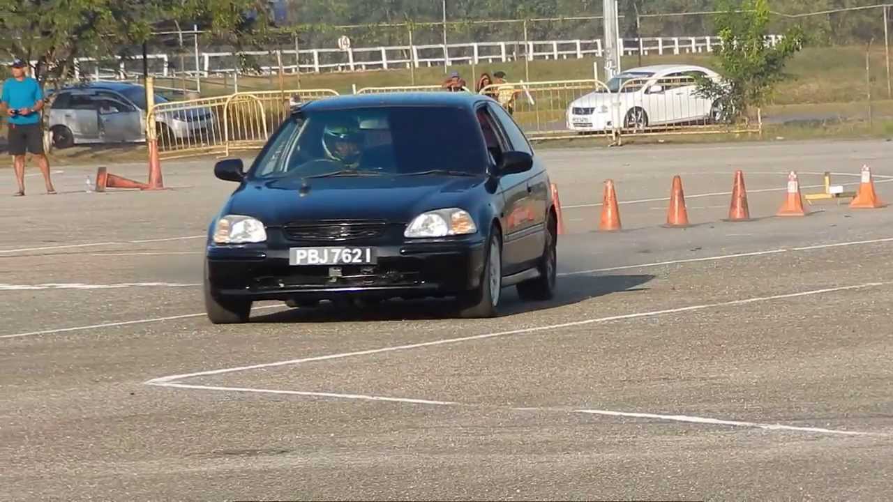 Honda Civic run run in Autocross #1 Trinidad (outside view) - YouTube