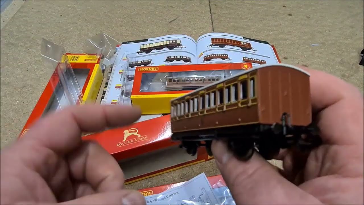 New Hornby LB&SCR 4 Wheel Coaches With Maglight Unboxing - YouTube