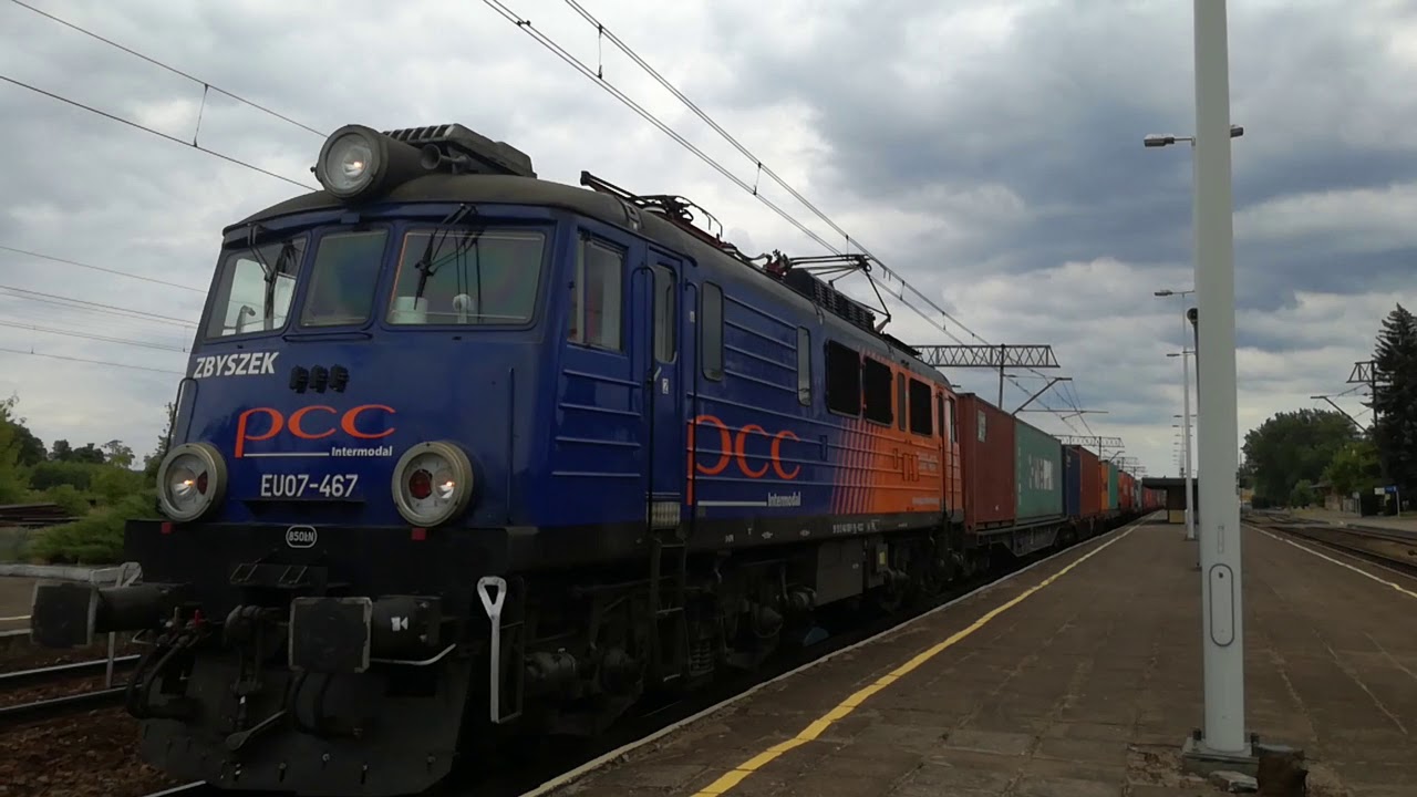 Zielony ET22 ze składem węglarek i EU07 PCC INTERMODAL ze składem ...