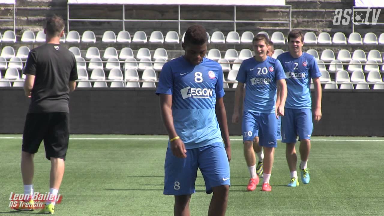 Podpis zmluvy Kyle Butler a Leon Bailey, Bailey počas leta v Trenčíne ...