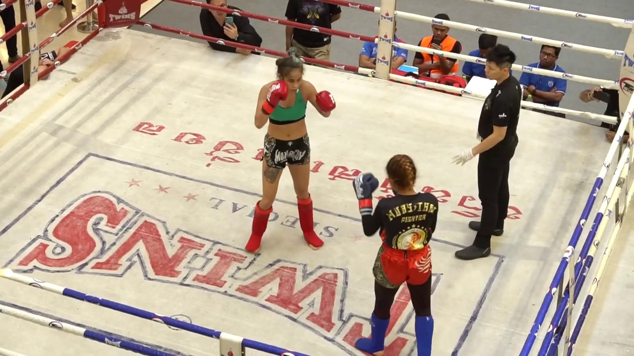 Colleen Augustin VS Shamien Adriana Selendang Kuning - YouTube