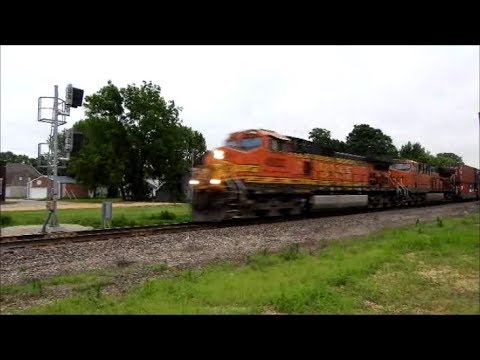 BNSF 4922 and BNSF 3899 lead a Z train west in Milledgeville IL - YouTube