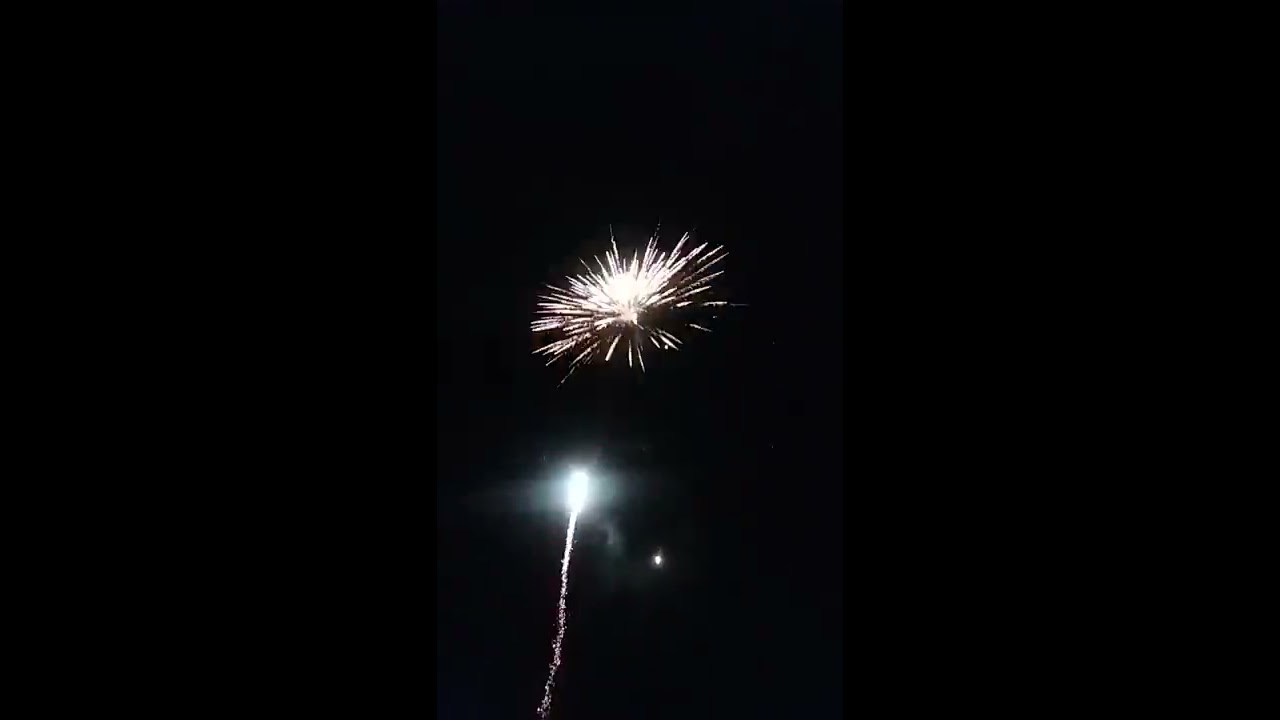 NOVA FIREWORK, 100 SHOTS, AWESOME! BEAUTIFUL! STROBING GLITTERY LOUD ...