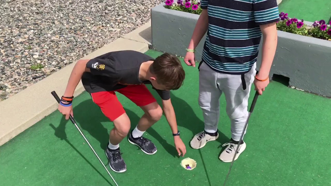 MINI GOLF FUN - YouTube