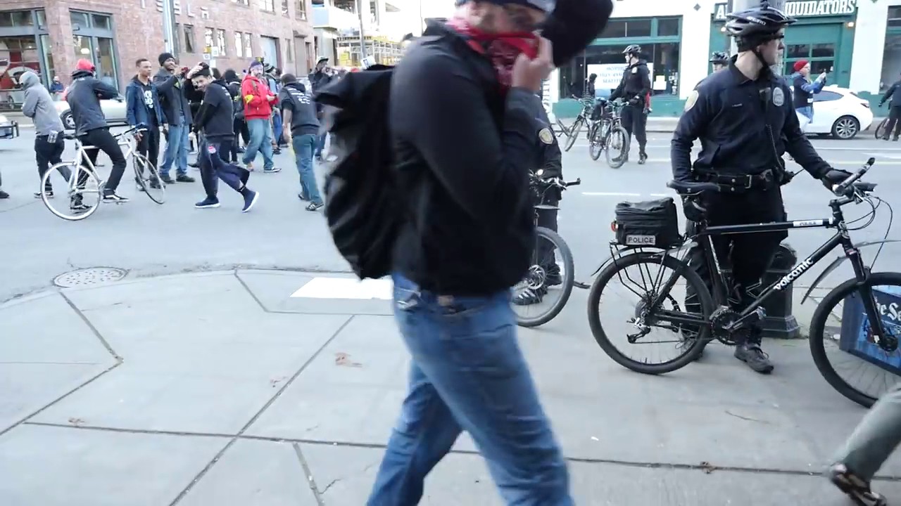 Female-Cop-Gets-Trigger-Happy-With-The-Pepper-Spray - YouTube