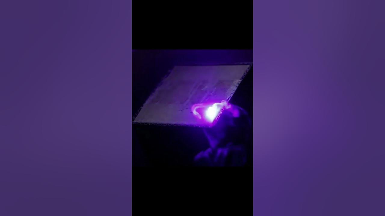 Синий лазер прожигает картон | 1W blue laser pointer - YouTube