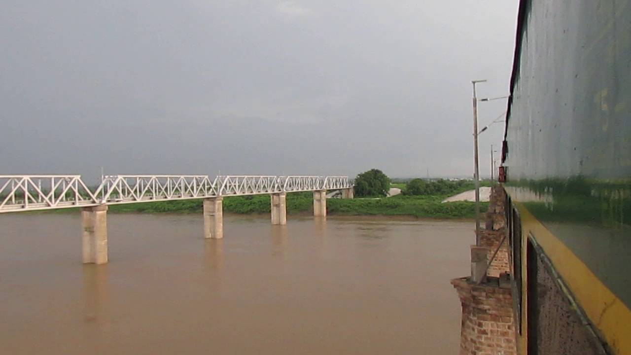 12611 Garib Rath Express crossing Wardha river bridge, Balharshah ...