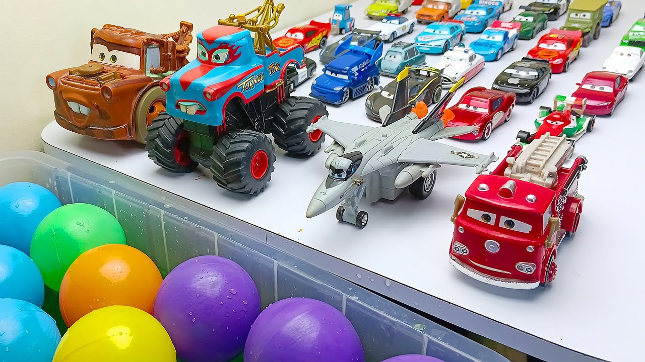Disney Pixar Cars falling into the water Lightning McQueen, Tow Matter ...