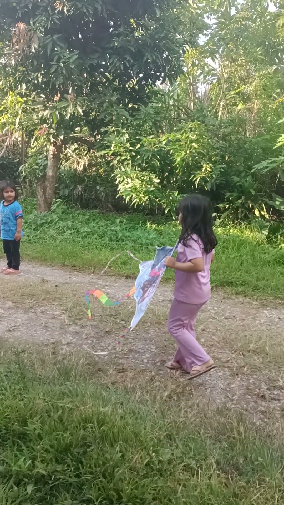 adik kakak main layang2 #32y..#2y6m...4y6m.. #2024 - YouTube