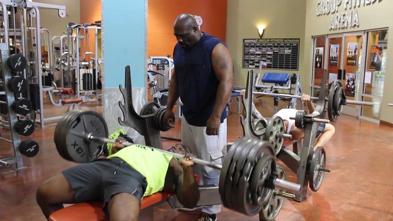Benching 455 lb's Raw - YouTube