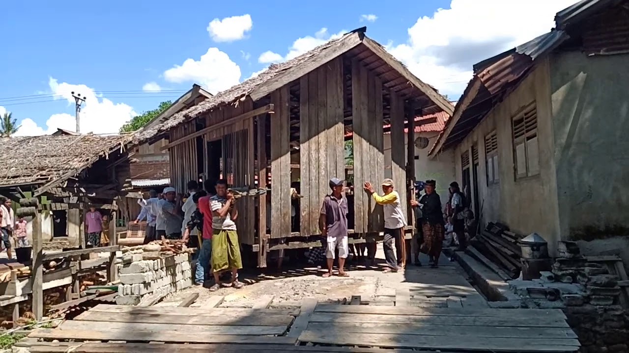 Gotong Royong angkat rumah di desa sibalaya utara - YouTube