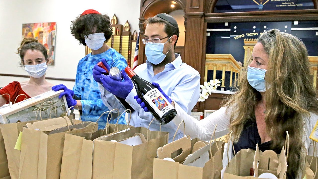 Rabbi prepares 200 Passover meals in bags for his synagogue - YouTube