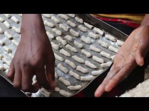 Fabrication de biscuits dans une association de femmes béninoises