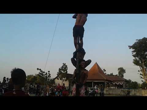 lomba panjat pinang sampai celana mlorot kliatan itunya........