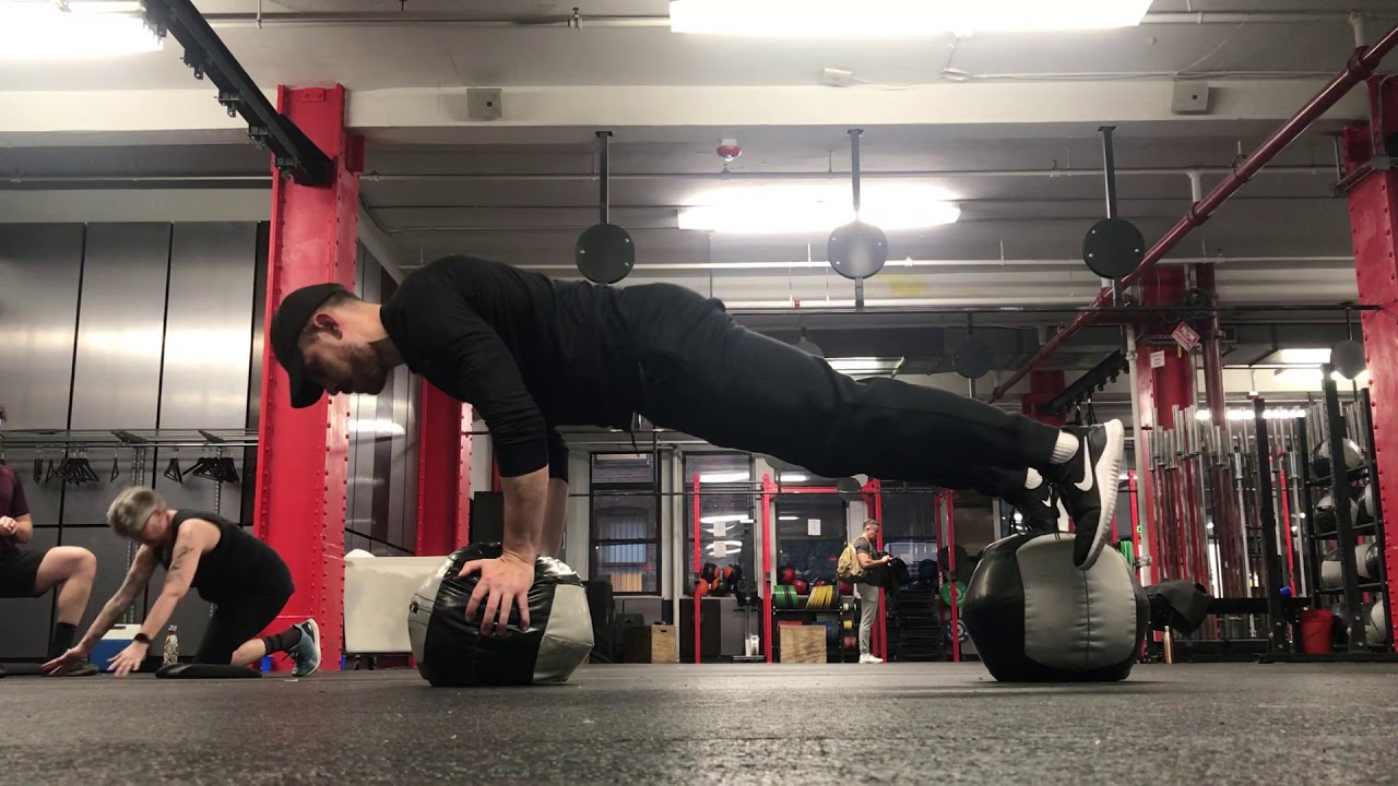90 Degree Elbow Single Leg Medicine Ball Plank - YouTube