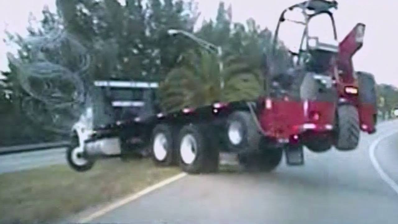 Video shows flatbed truck leading police on expressway chase - YouTube