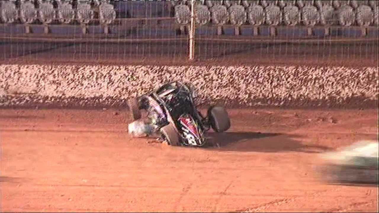 Brad Mosen Midget Crash Baypark Speedway - YouTube