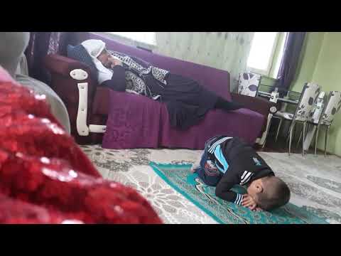 Namaz kılan kardeşimin komik halleri:)