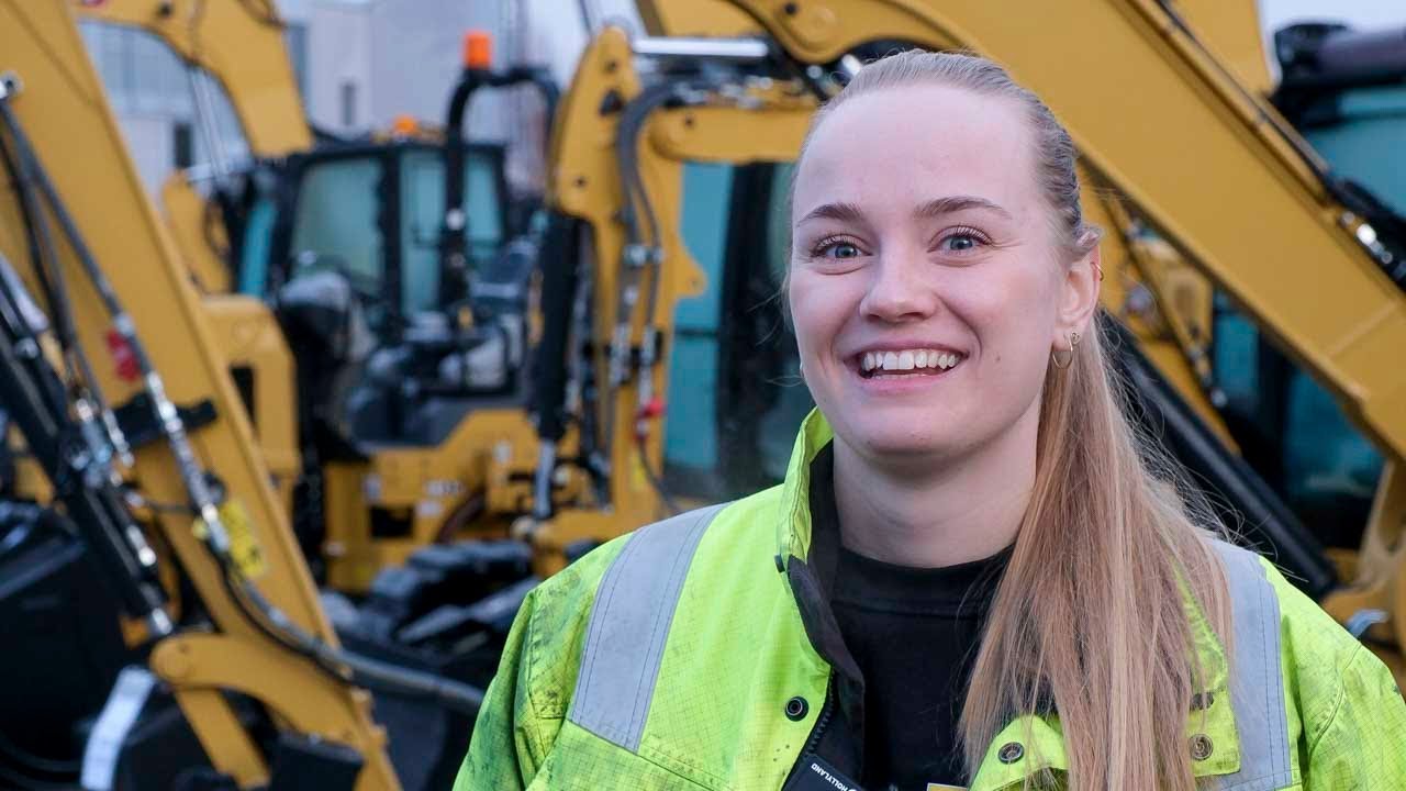 Amanda har ADHD - anleggsmekaniker og klargjører nymaskin hos Pon ...