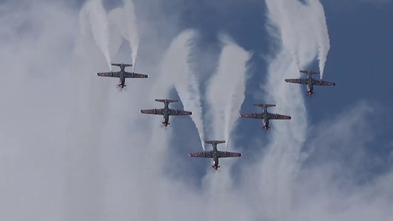 RAAF Roulette Display over Geelong WaterFront - YouTube
