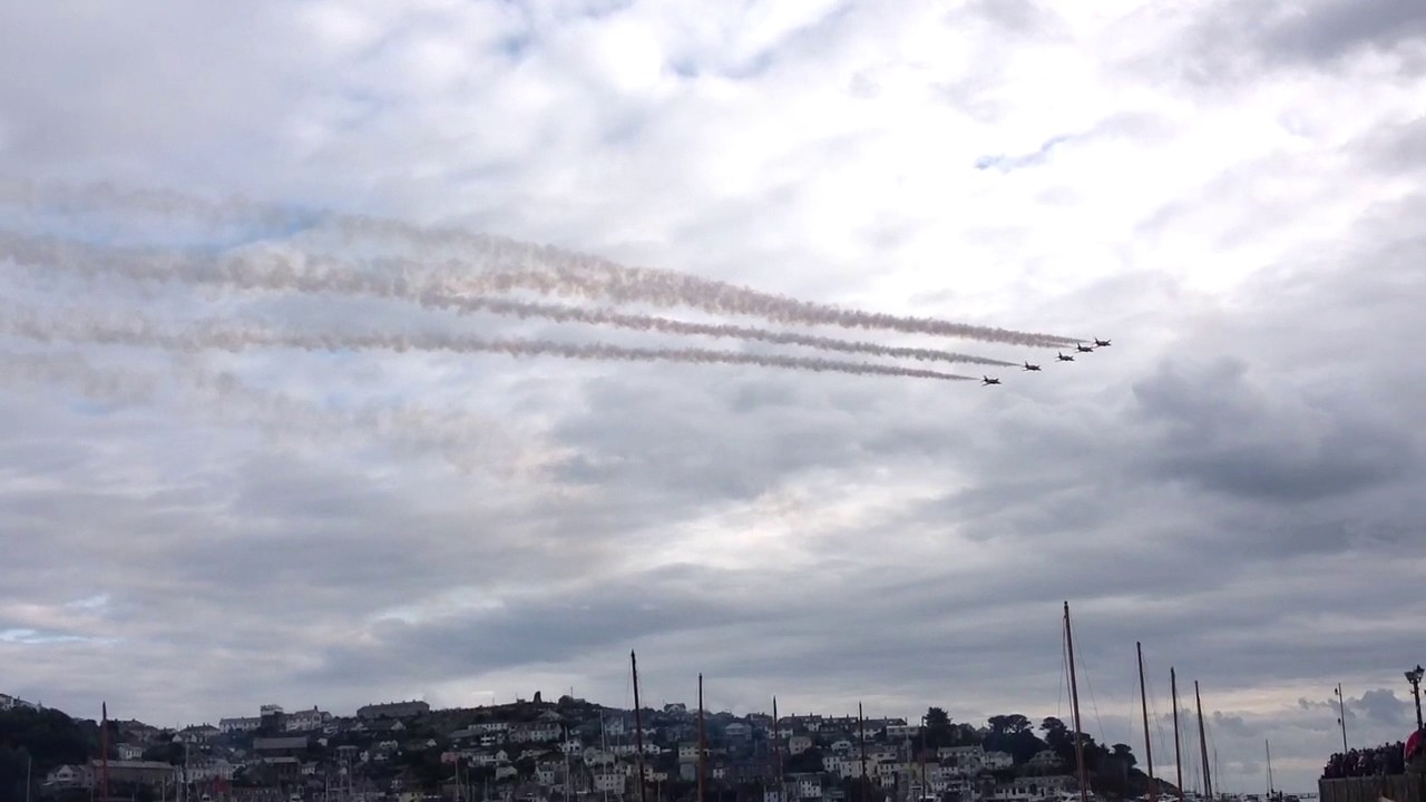 Red Arrows Display at Fowey - YouTube
